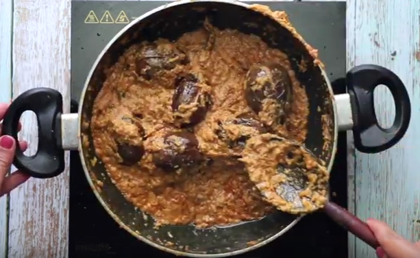 Ennagayi recipe – Badanekai yennegai recipe – Stuffed baingan – Yum Curry