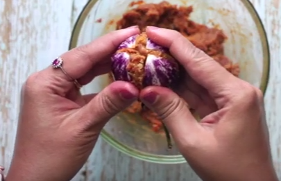 Ennagayi recipe – Badanekai yennegai recipe – Stuffed baingan – Yum Curry